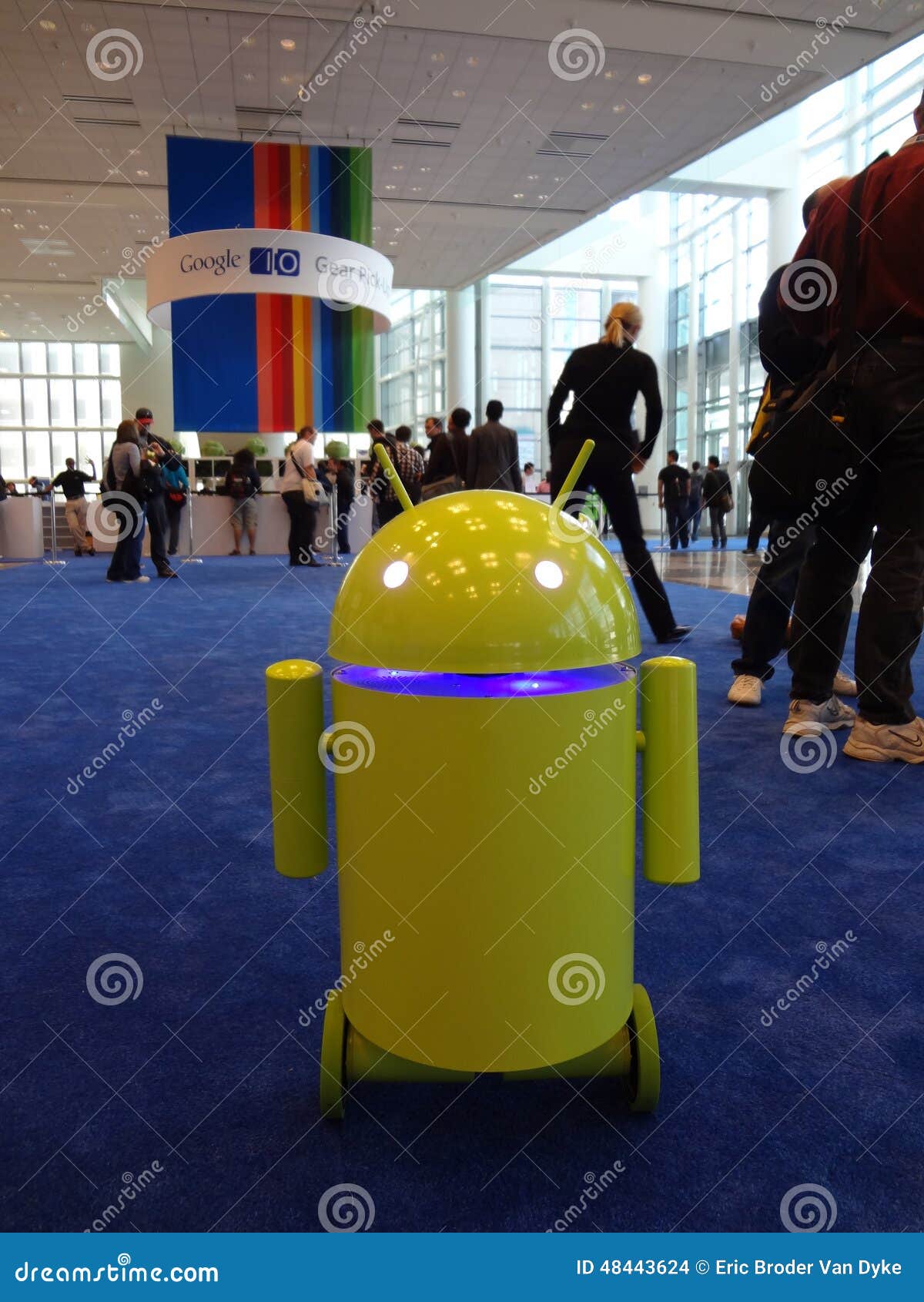Gelbgrüner Android-Roboter Rollt Herum Beim Google IO Android ...