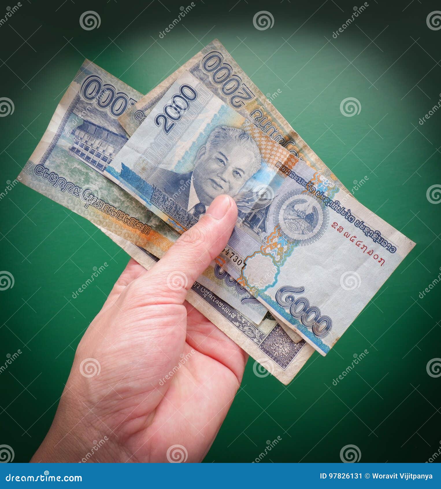 Geld in der Hand stockbild. Bild von dollar, annehmen - 97826131