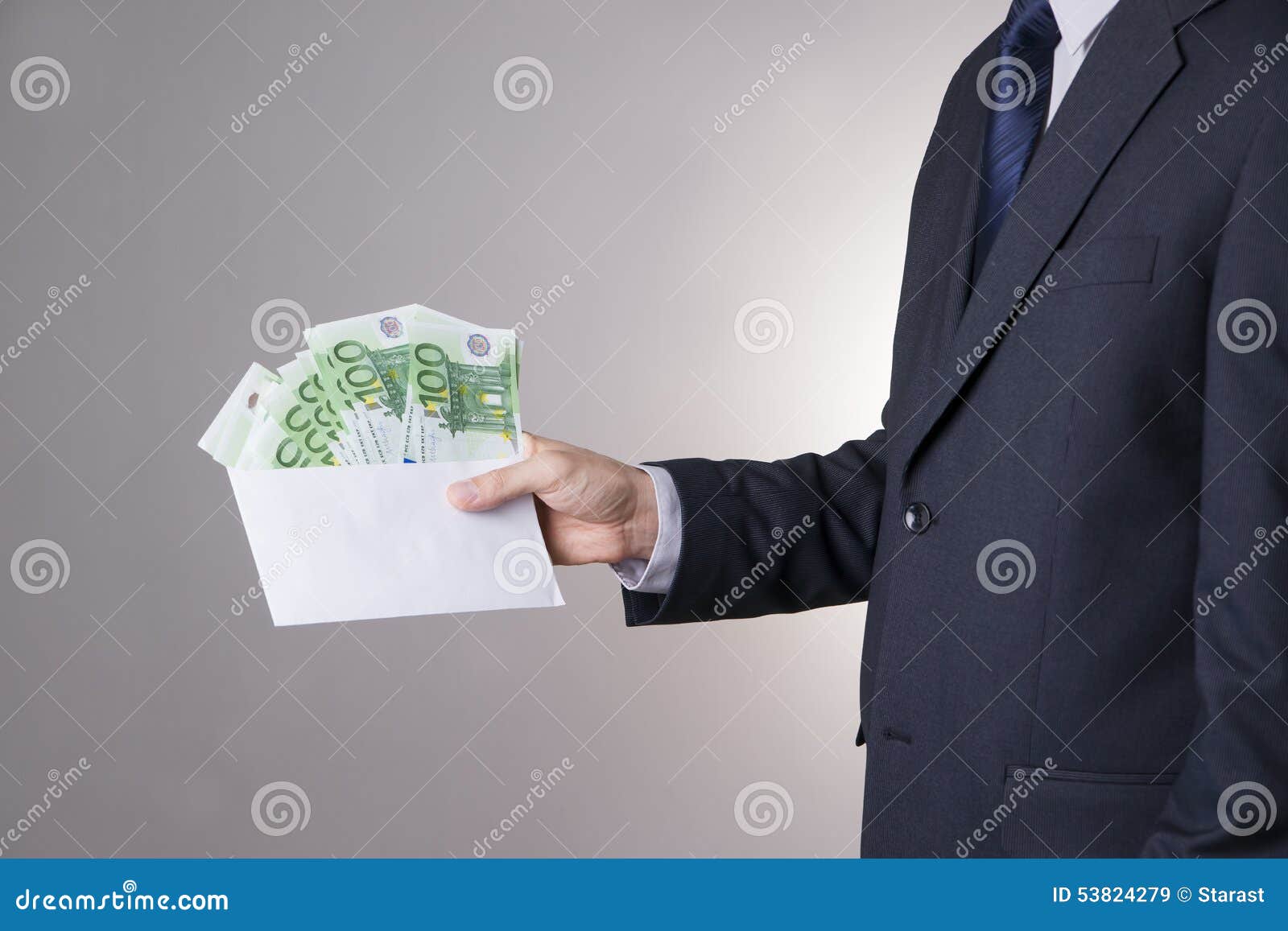 Geld in Een Envelop in De Handen Van Mensen Stock Afbeelding - Image of ...