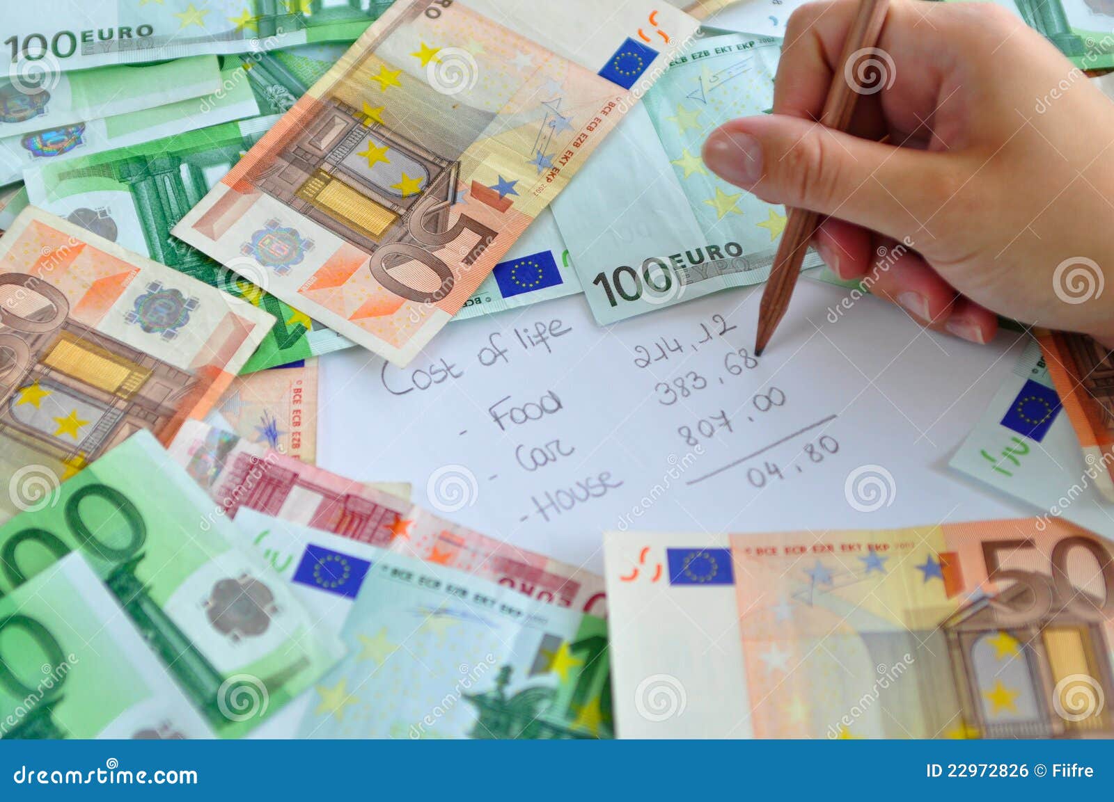 Geld en Uitgaven stock foto. Image of tellen, stapel - 22972826