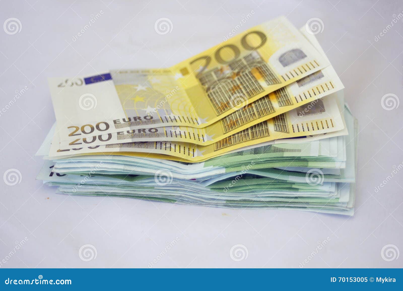 Geldstapel auf Weiß euro stockbild. Bild von bankverkehr - 70153005