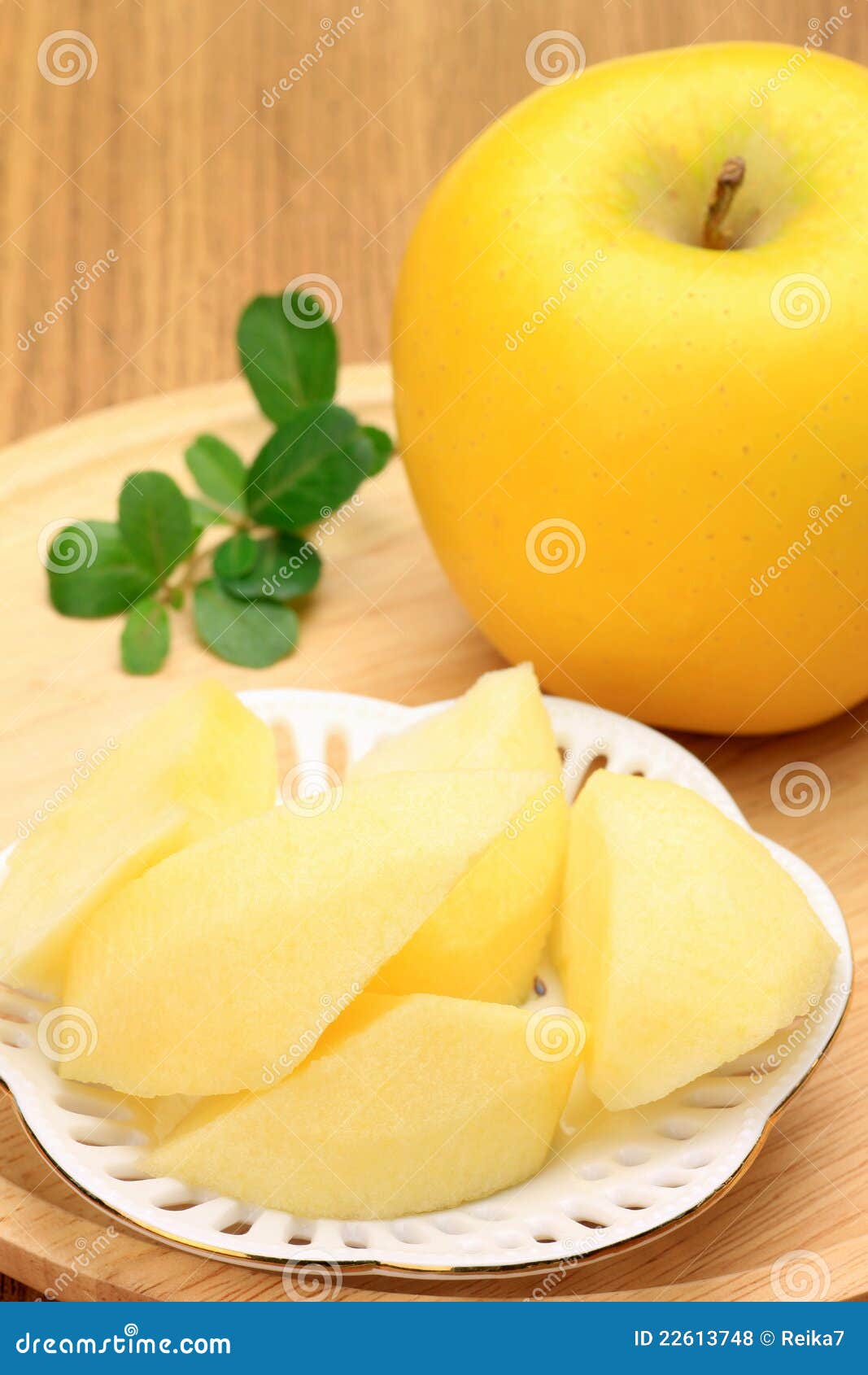 Gele appel stock foto. Image of sectie, besnoeiing, dieet - 22613748