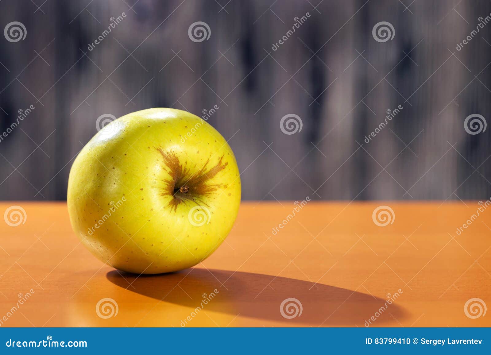 Gele appel op de lijst stock foto. Image of gezond, één - 83799410