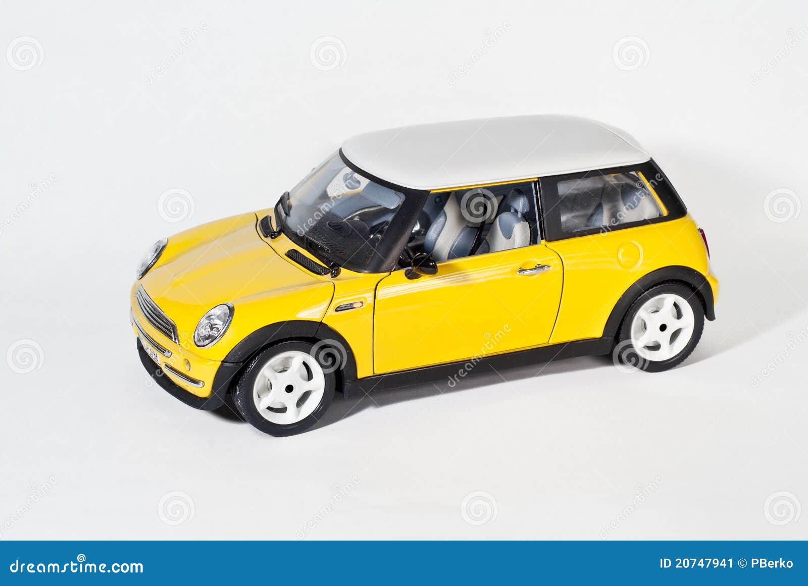 Gele auto stock afbeelding. Image of kleur, metaal, enkelvoudig - 20747941