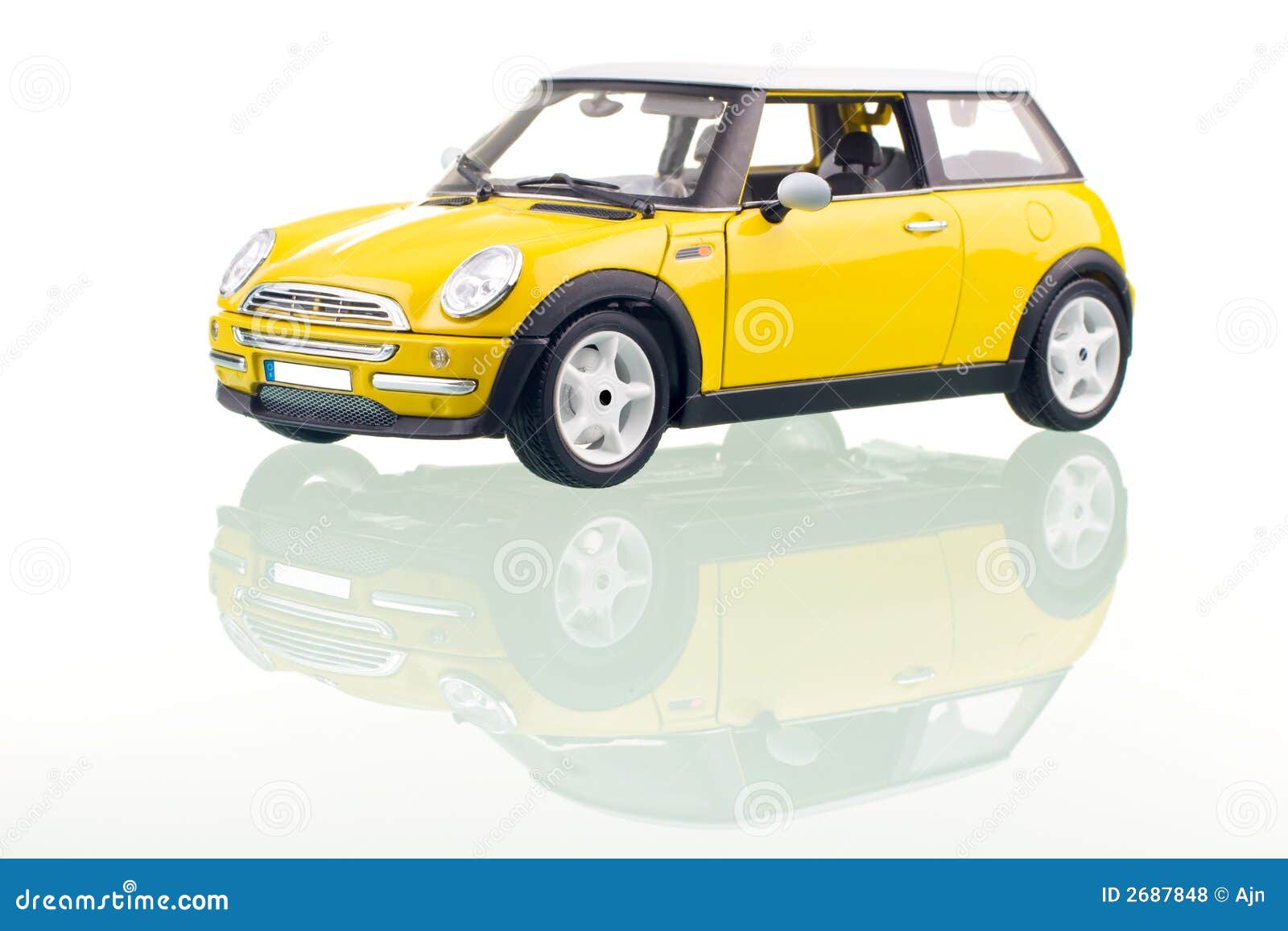 Gele Auto stock foto. Image of tafereel, deel, wijze, glanzend - 2687848