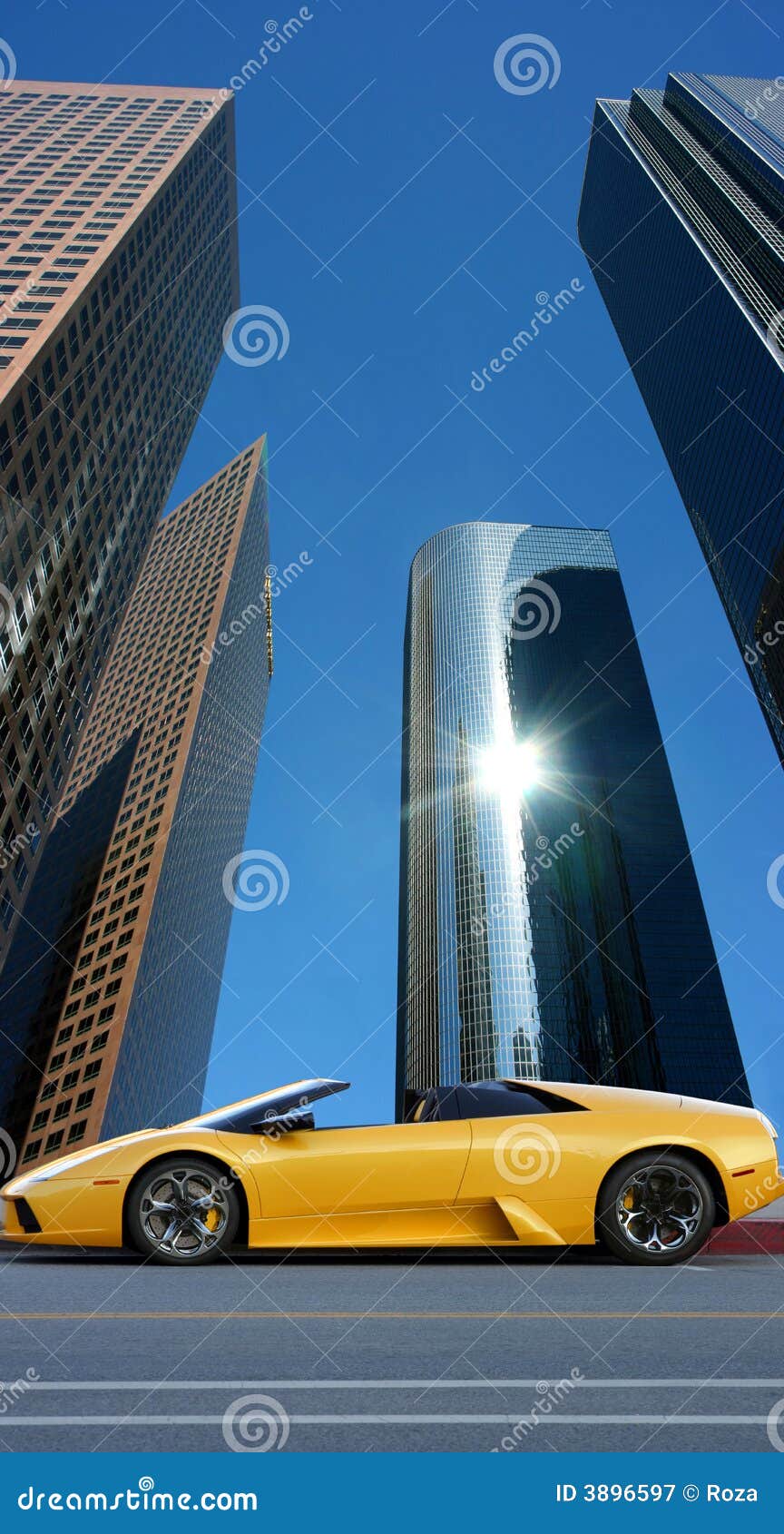 Gele auto stock afbeelding. Image of modern, engelen, chroom - 3896597