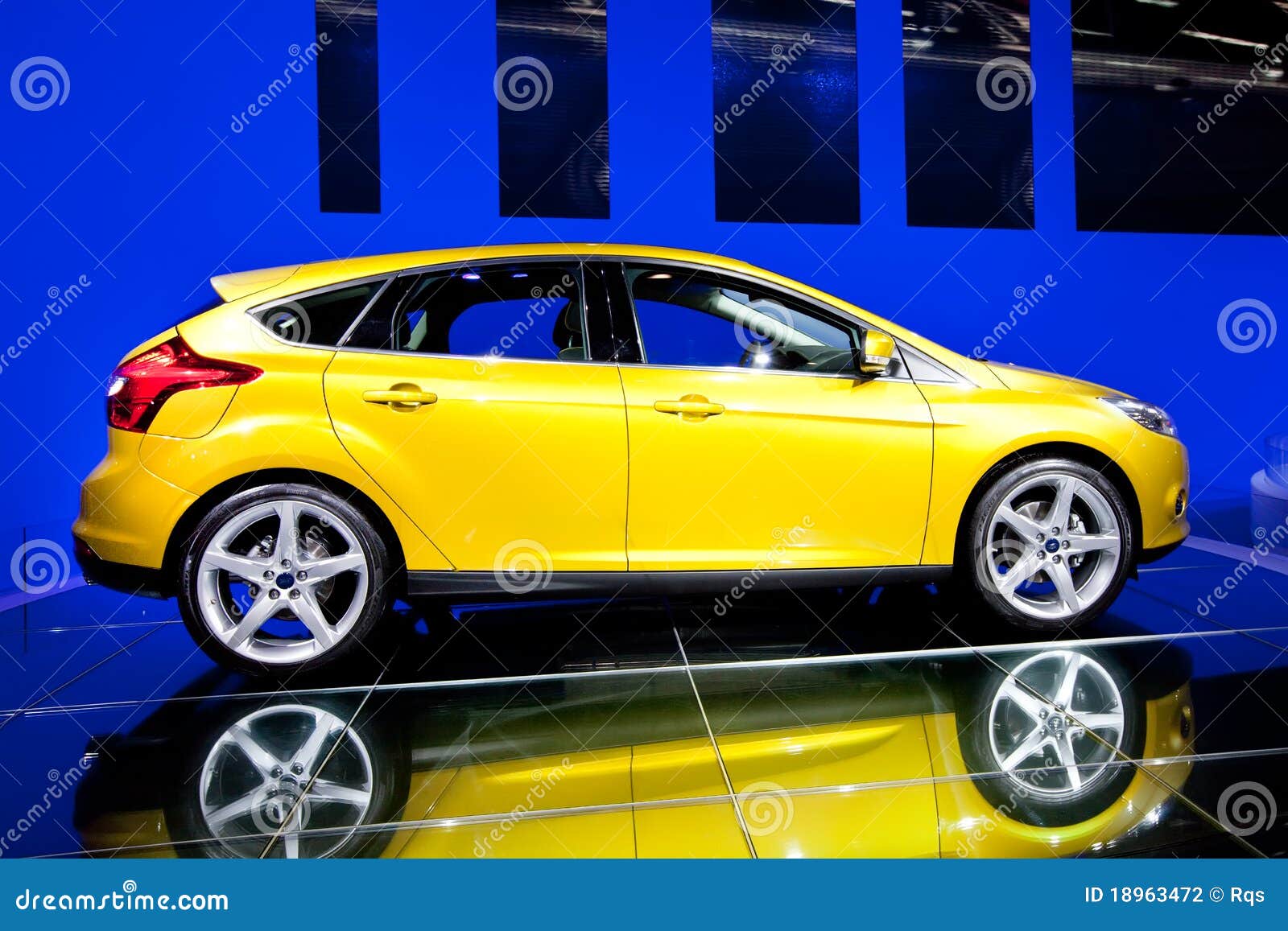 Gele auto Ford Focus redactionele fotografie. Image of schijf - 18963472