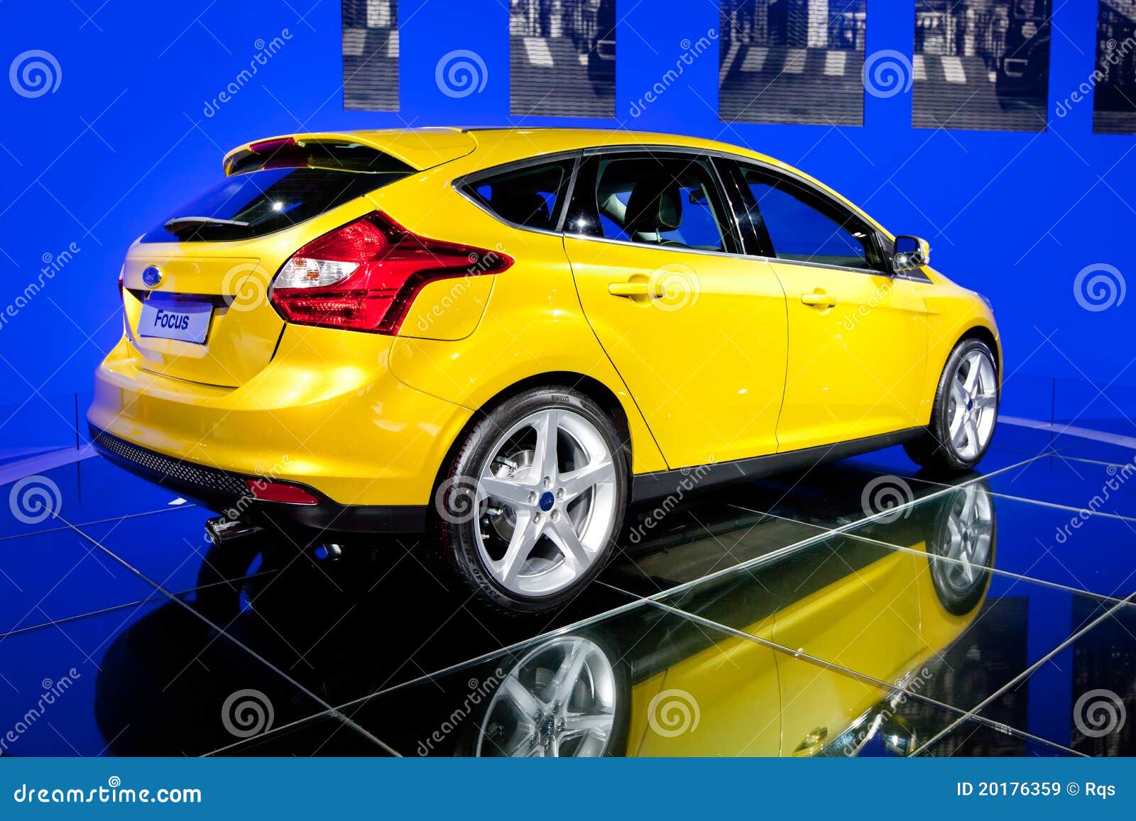 Gele auto Ford Focus redactionele stock afbeelding. Image of wiel ...