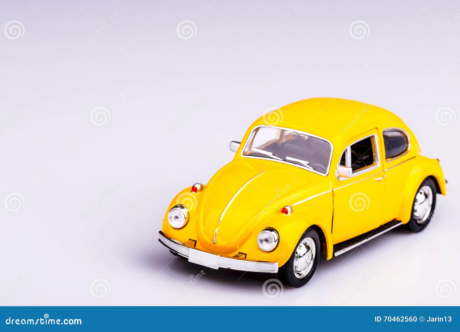Gele auto, kever op wit stock foto. Image of volkswagen - 70462560