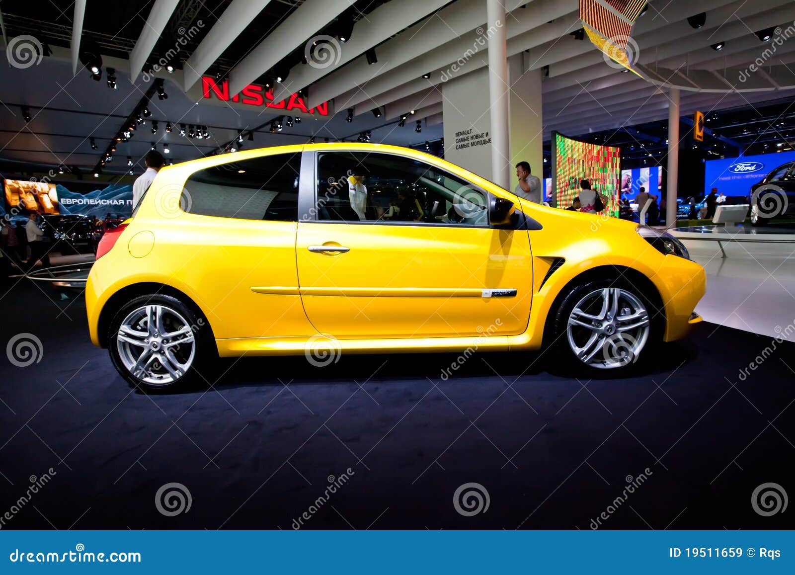 Gele auto Renault Clio redactionele stock afbeelding. Image of metaal ...