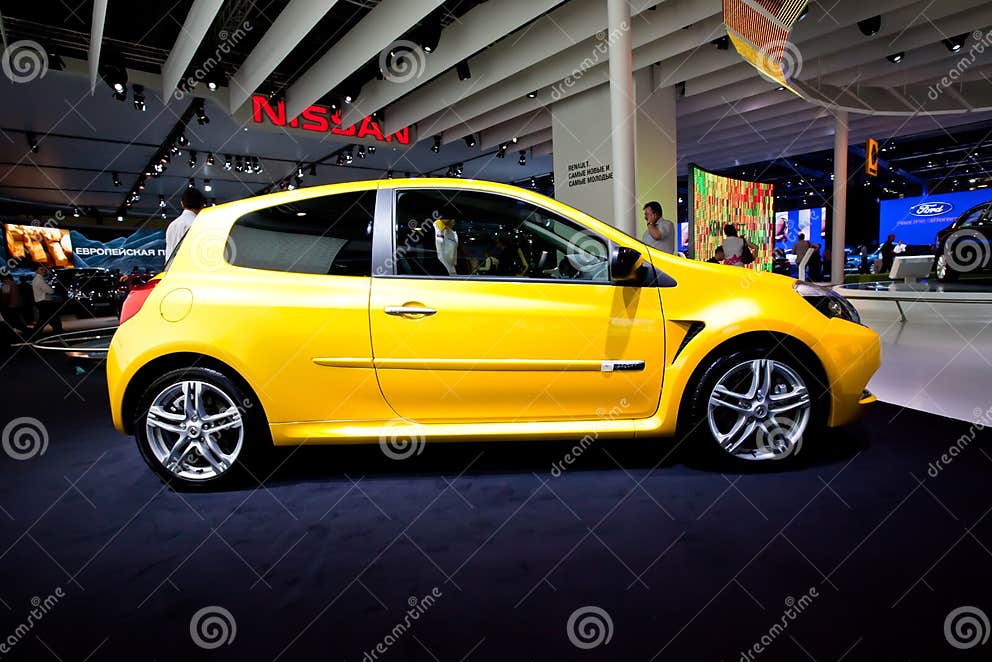 Gele auto Renault Clio redactionele stock afbeelding. Image of metaal ...