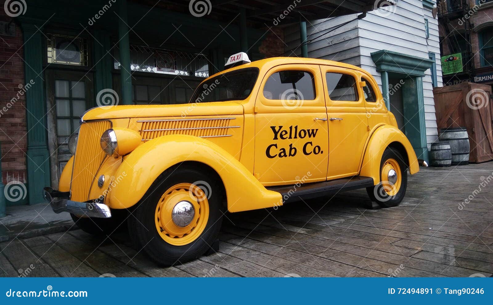 Gele Auto in Universele Studio's in Singapore Redactionele Foto - Image ...