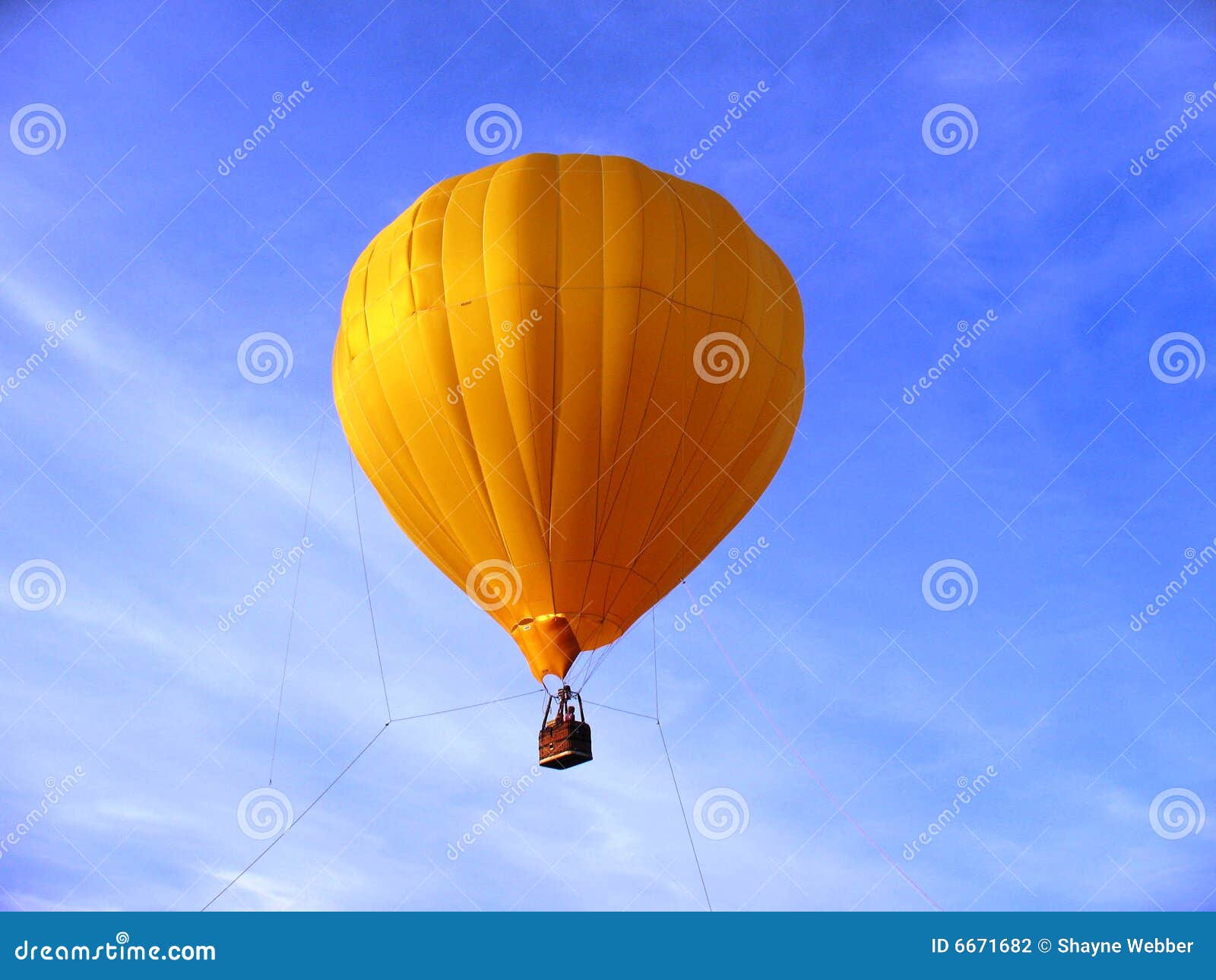 Gele Ballon stock foto. Image of vliegen, wolken, geel - 6671682