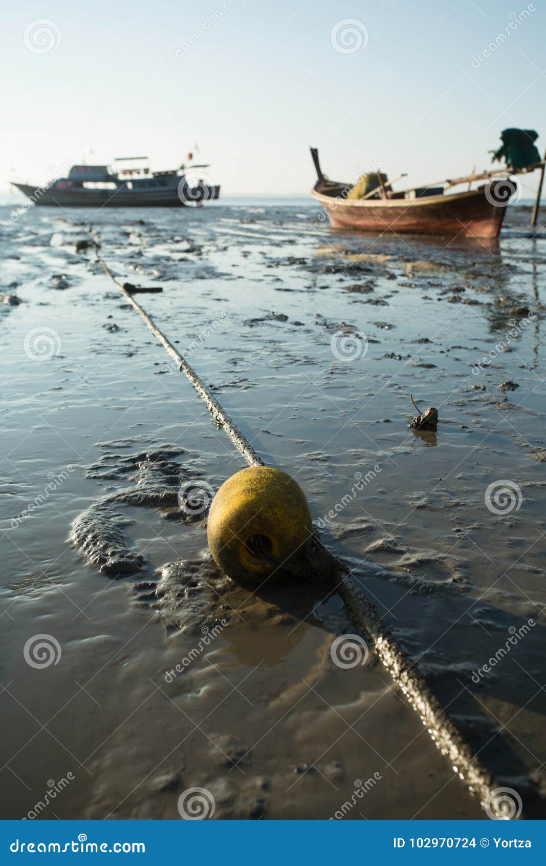 Gele boei stock foto. Image of bescherming, platteland - 102970724