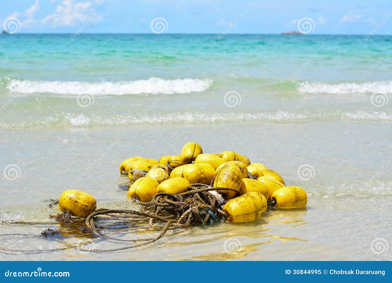 Gele boei op het strand stock afbeelding. Image of hemel - 30844995