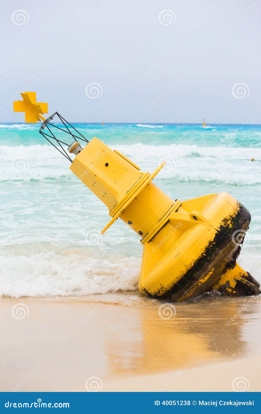 Gele Boei Op Mexicaans Strand Stock Foto - Image of redding, kustlijn ...