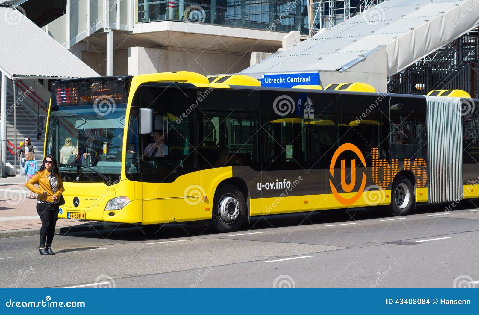 Gele bus redactionele stock afbeelding. Image of utrecht - 43408084