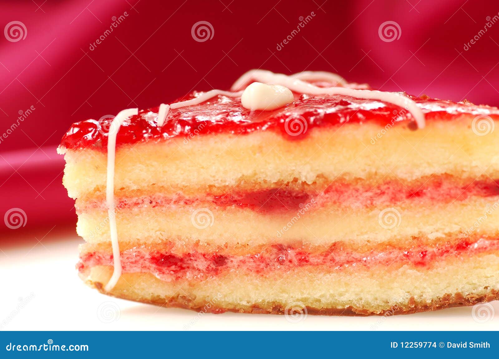 Gele Cake Met Aardbeiglans Petifore Stock Foto - Image of vers, rood ...