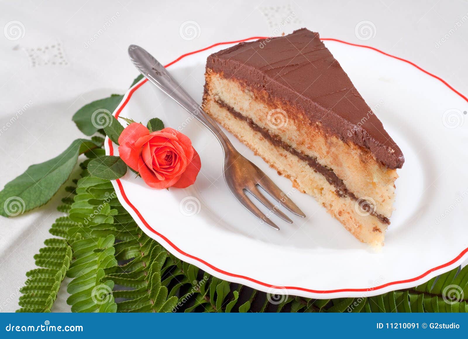 Gele Cake Met Chocolade Ganache En Rozen Stock Afbeelding - Image of ...