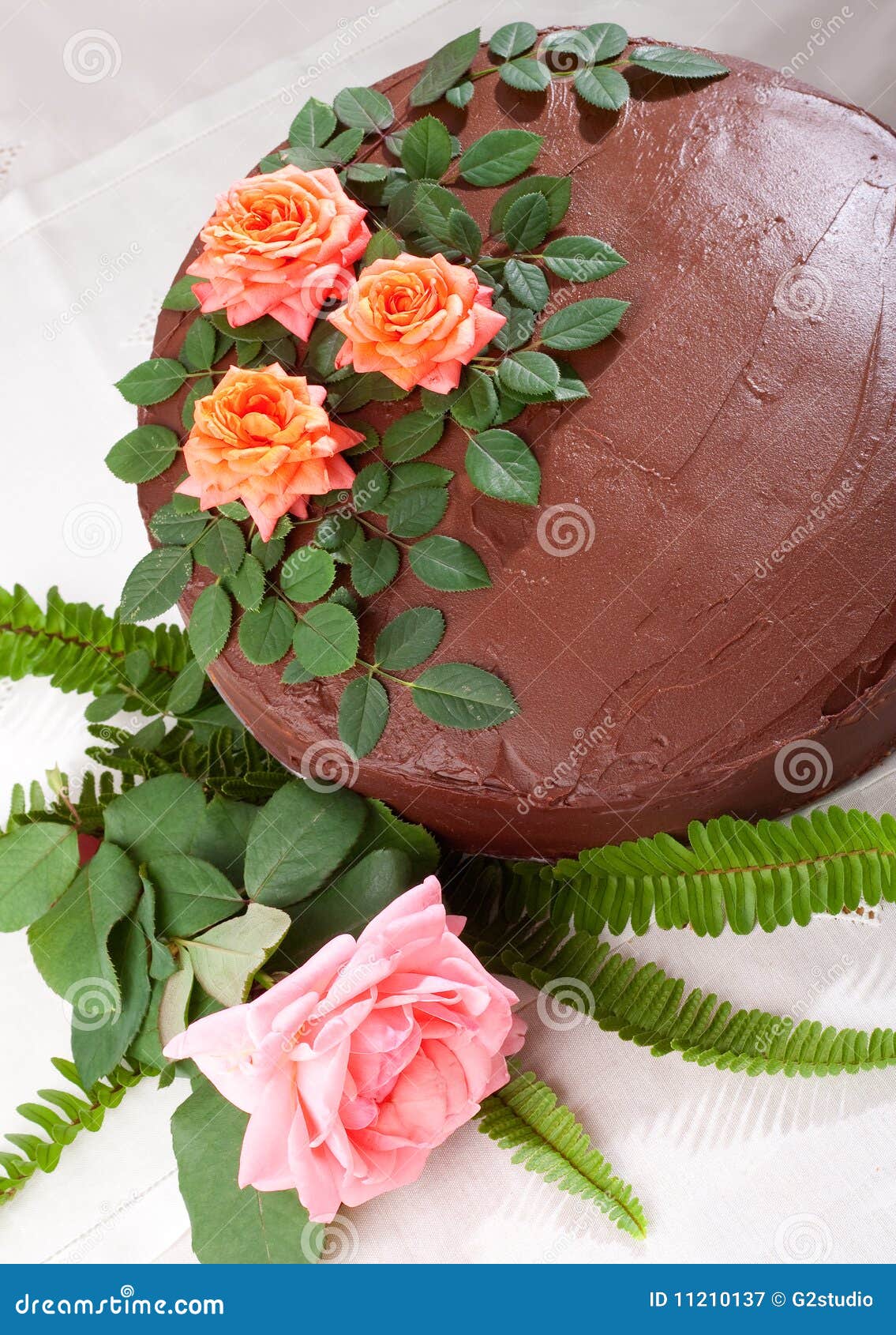 Gele Cake Met Chocolade Ganache En Rozen Stock Afbeelding - Image of ...