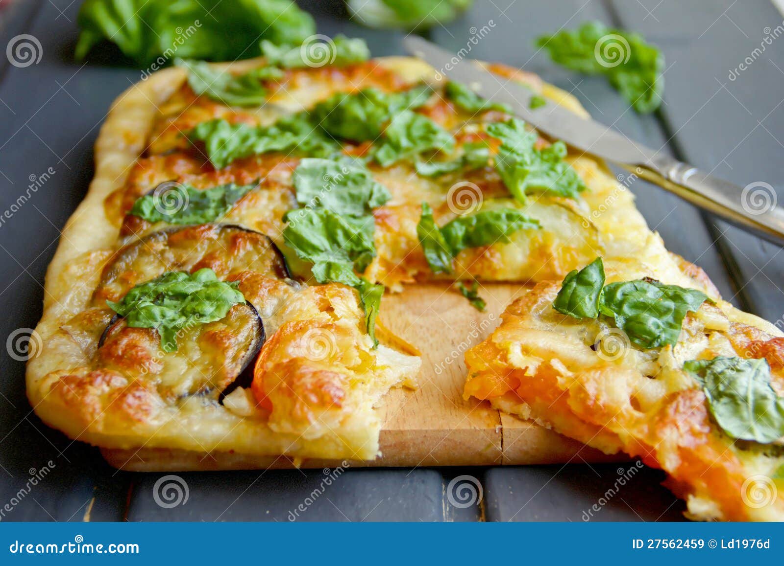 Gele Cake Met Tomaat En Kaas. Stock Afbeelding - Image of zwart ...