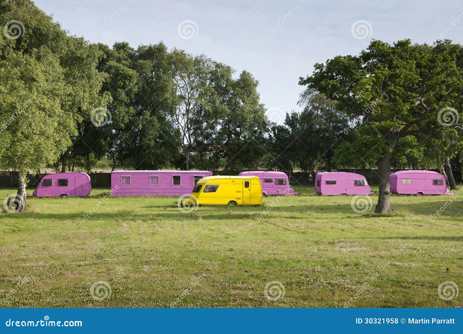 Gele Caravan Onder Roze Caravans. Stock Foto - Image of huis, kleur ...