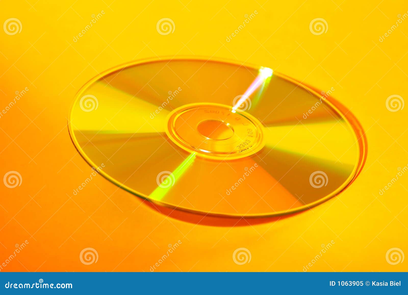 Gele CD stock afbeelding. Image of digitaal, hardware - 1063905