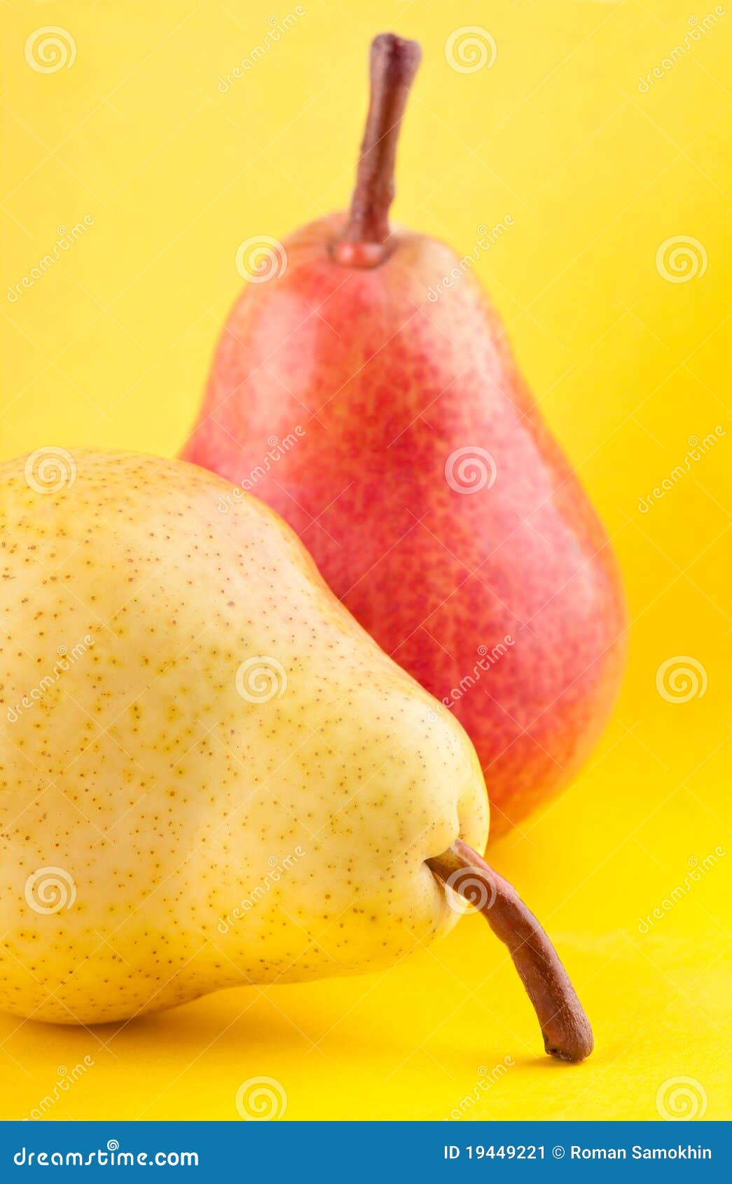Gele en rode peren stock afbeelding. Image of snack, beeld - 19449221