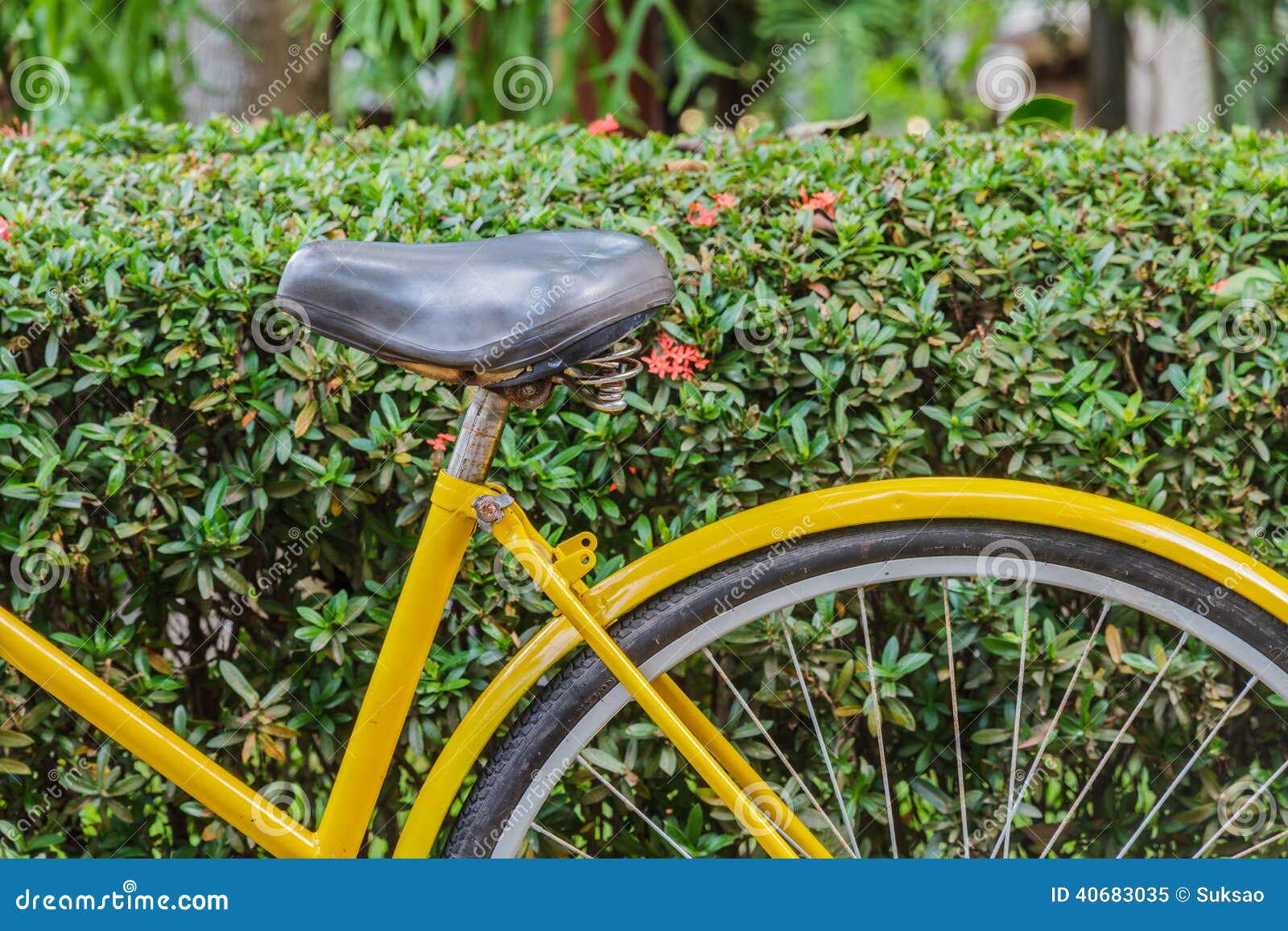 Gele fiets stock afbeelding. Image of geel, decoratie - 40683035