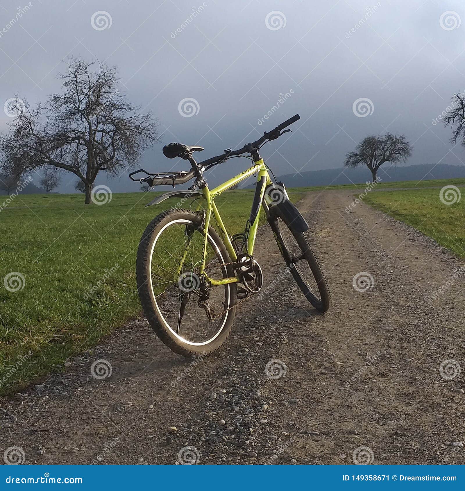 Gele fiets op de manier stock afbeelding. Image of manier - 149358671