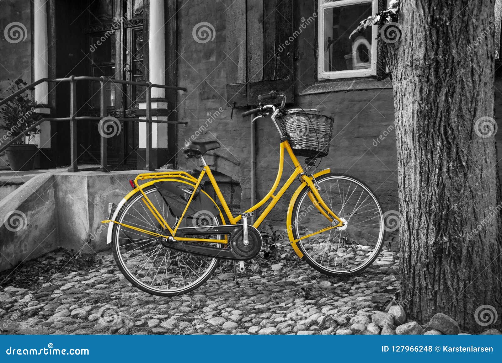 Gele Fiets Op Een Zwarte/Witte Rug Stock Foto - Image of muur, retro ...