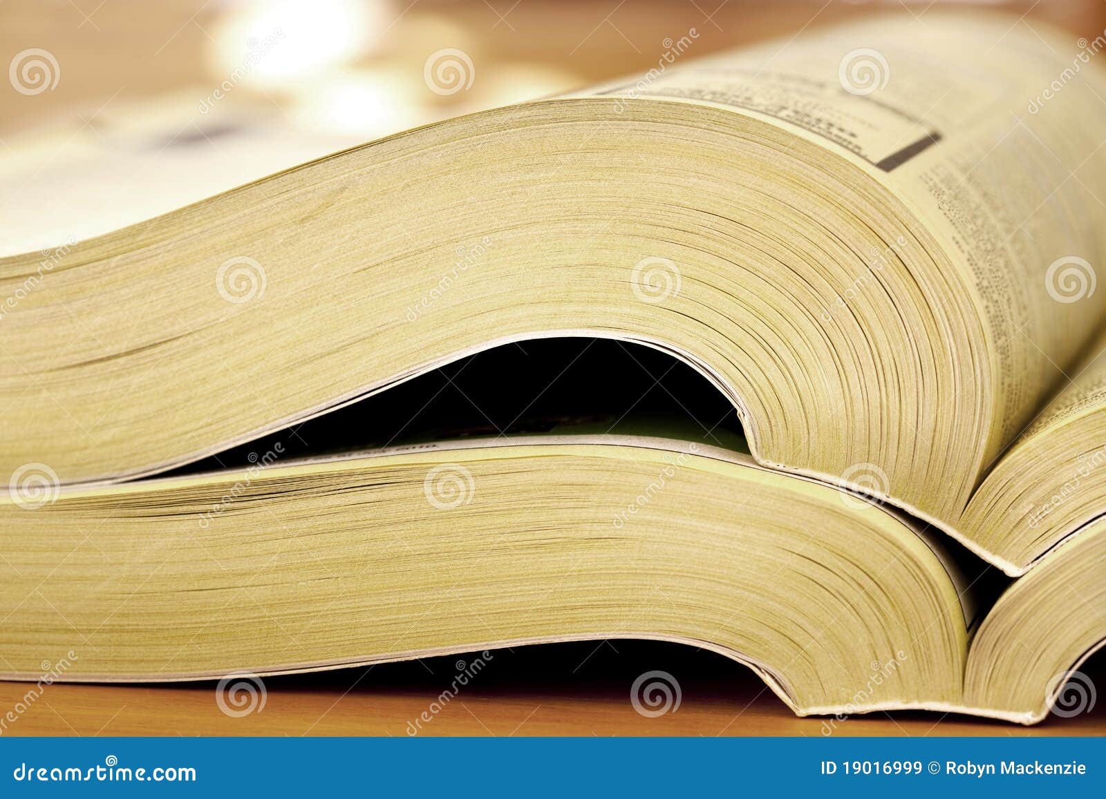 Gele gids stock afbeelding. Image of informatie, boek - 19016999