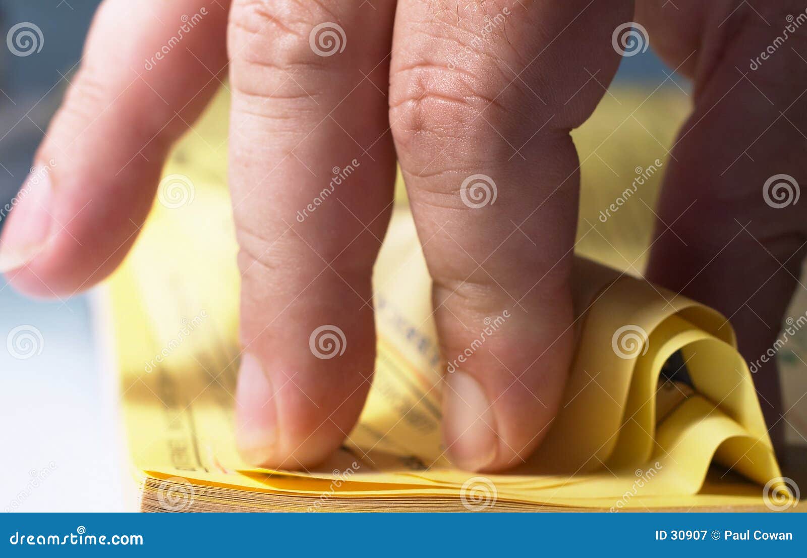 Gele gids 4 stock afbeelding. Image of document, duim, folder - 30907