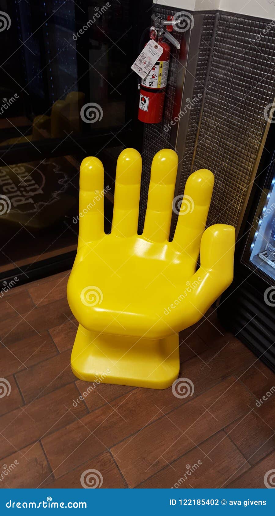 Gele hand stock foto. Image of ongemakkelijk, zetel - 122185402
