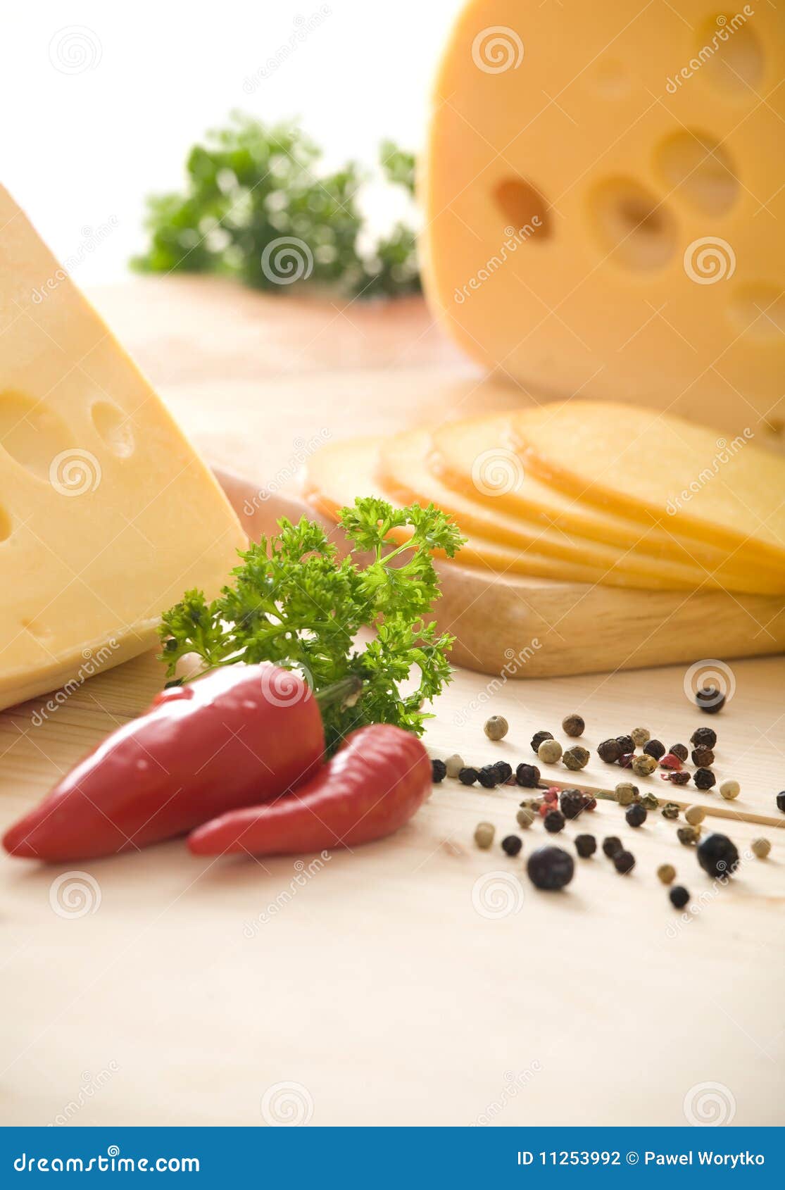 Gele kaas en groenten stock foto. Image of peterselie - 11253992