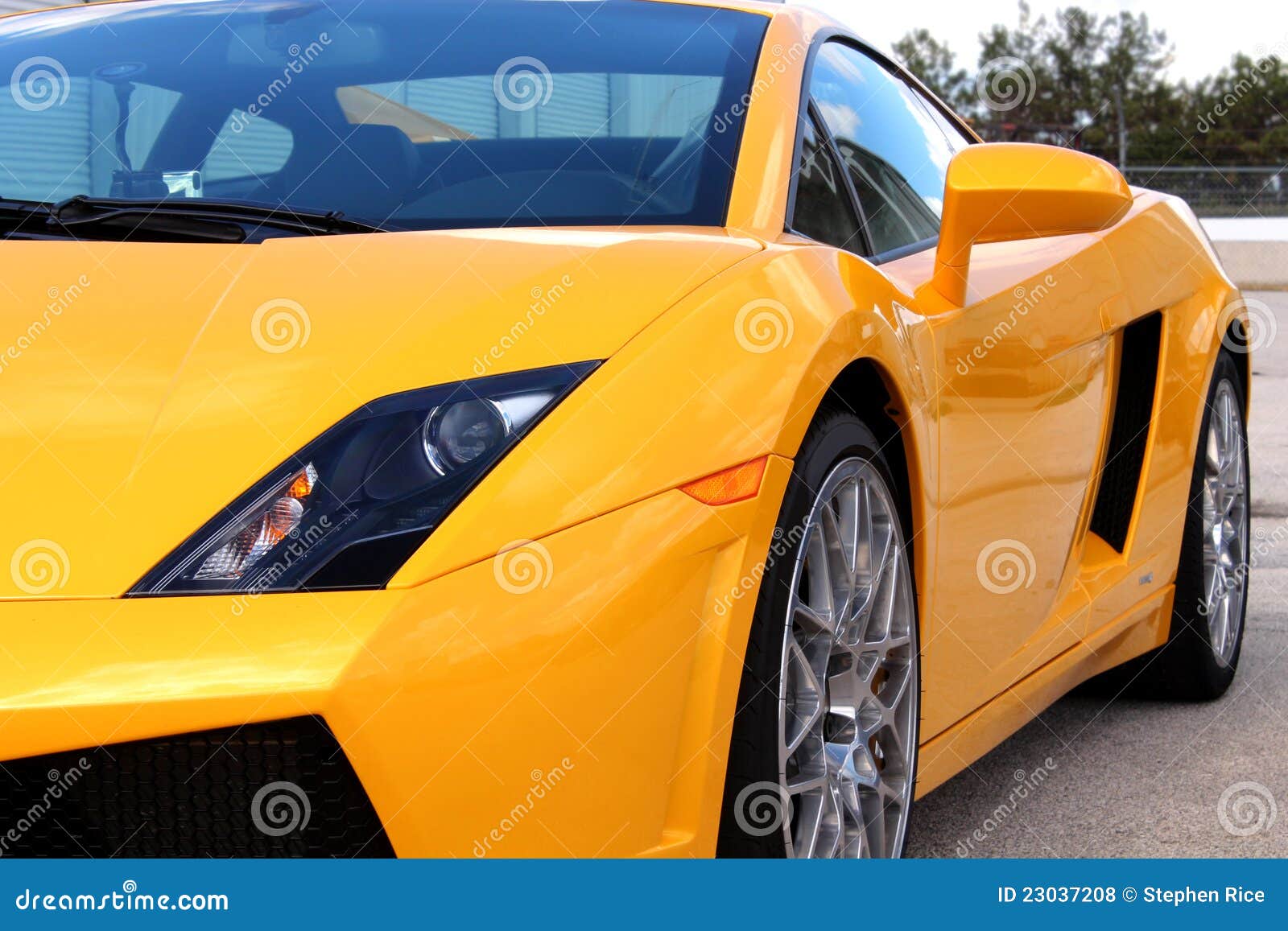 Gele Lamborghini redactionele stock foto. Image of auto - 23037208