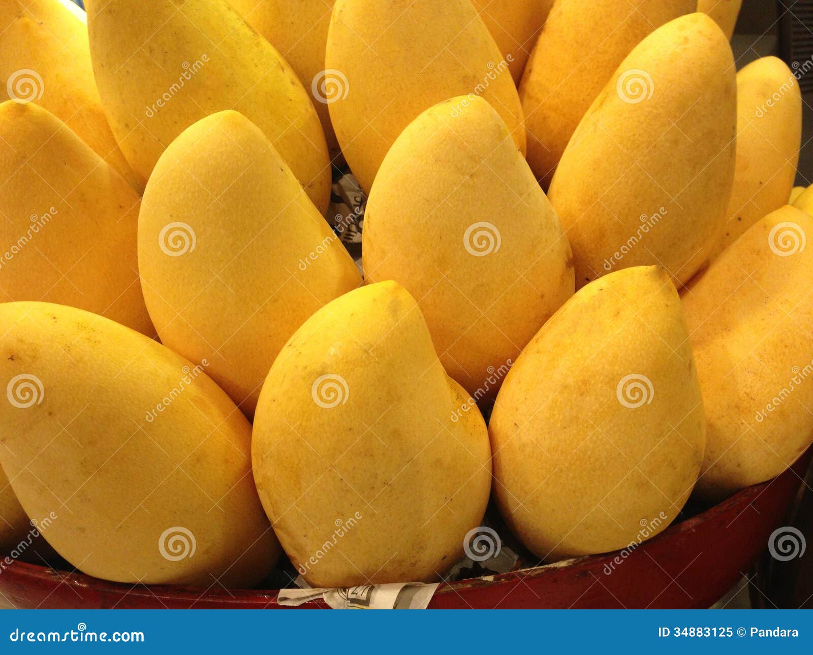 Gele mango stock afbeelding. Image of vrucht, zoet, nagerecht - 34883125