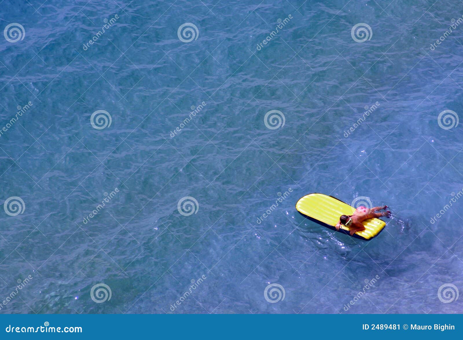 Gele mat stock afbeelding. Image of vakantie, zomer, geel - 2489481