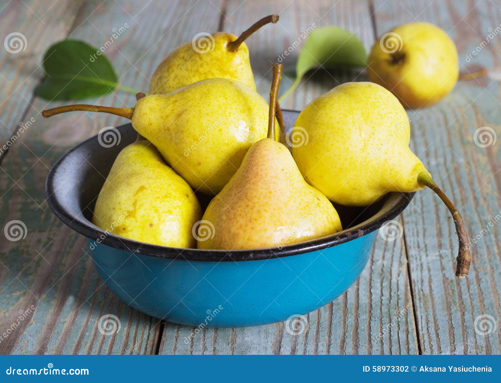 Gele peer in een metaalkom stock foto. Image of stijl - 58973302