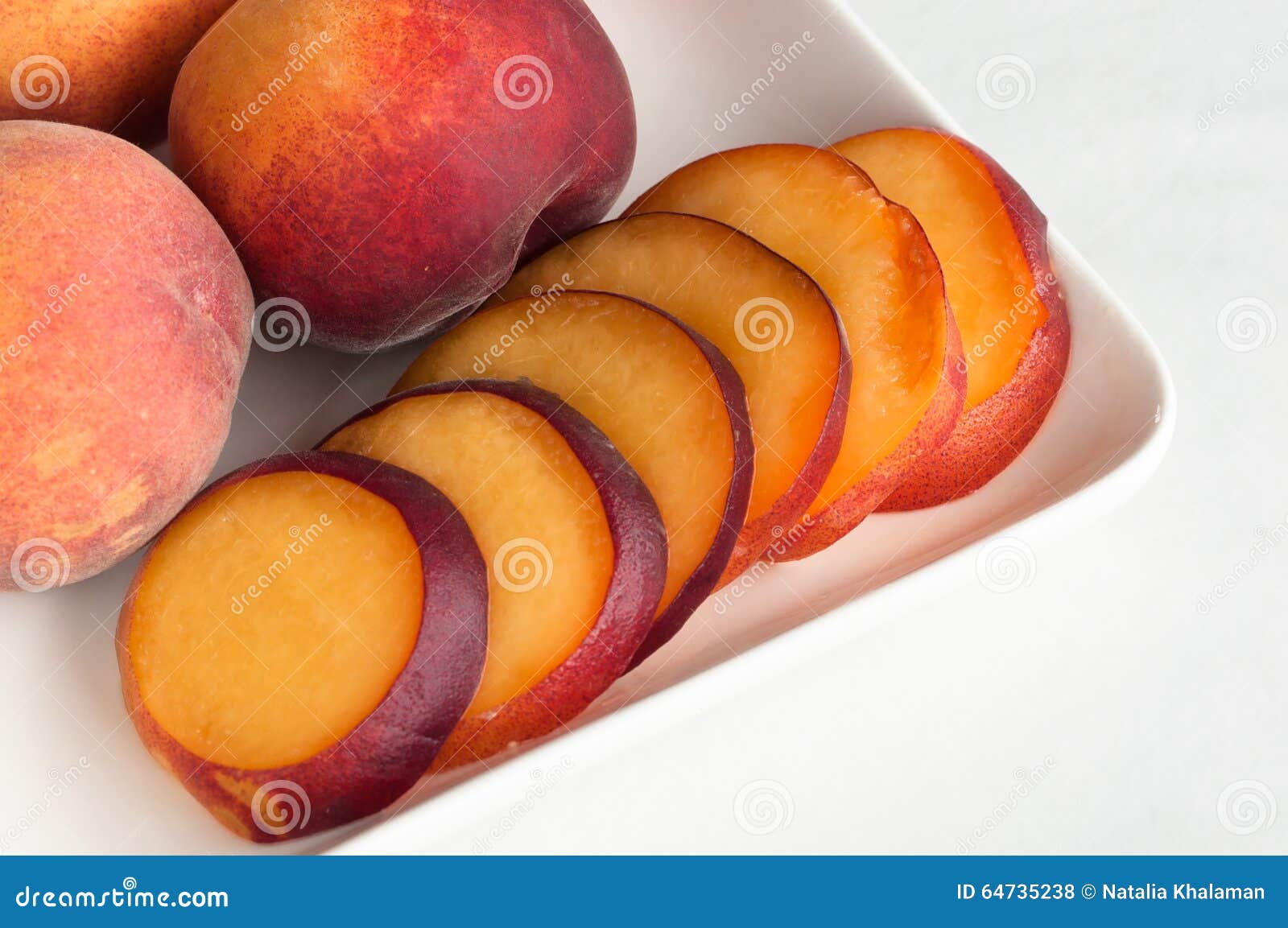 Gele Perziken Op Witte Vierkante Plaat Stock Foto - Image of perzik ...