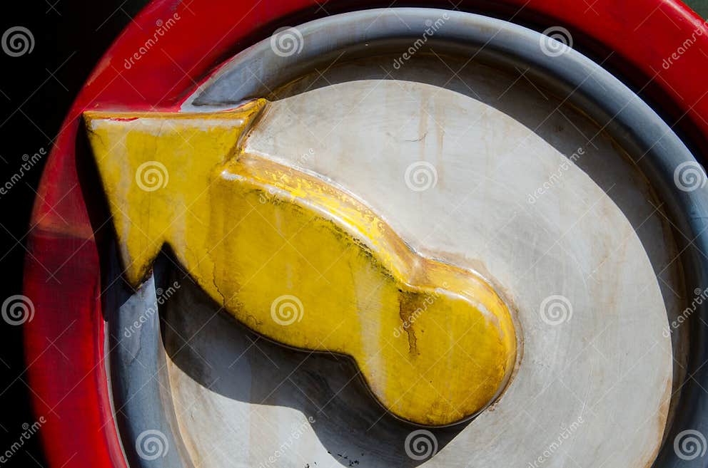 Gele pijl stock afbeelding. Image of vorm, richting, cirkel - 23620825