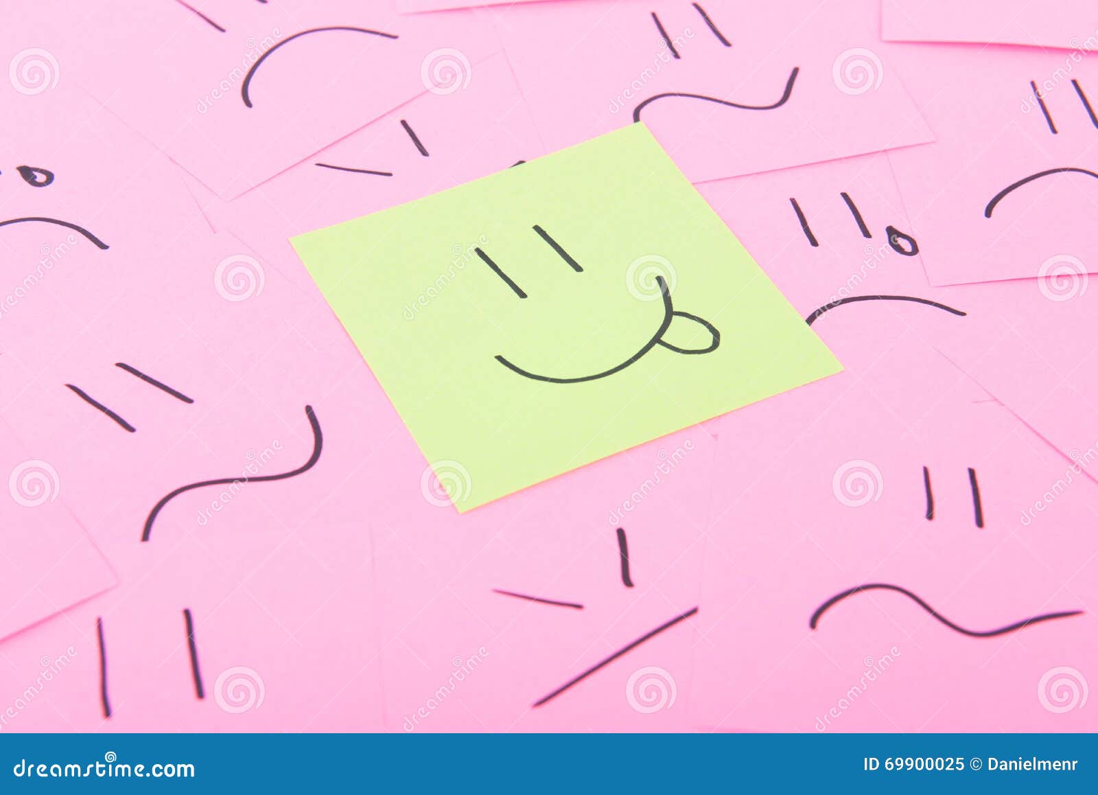 Gele Post-it Met Gelukkig Gezicht Stock Afbeelding - Image of gezicht ...