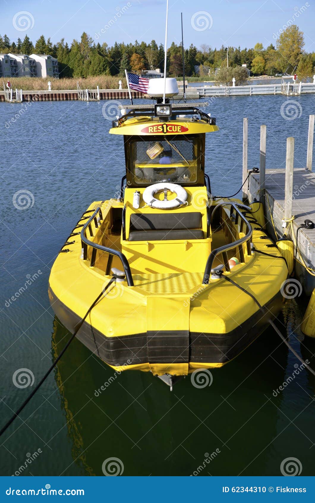 Gele reddingsboot stock foto. Image of noodsituatie, ploeg - 62344310