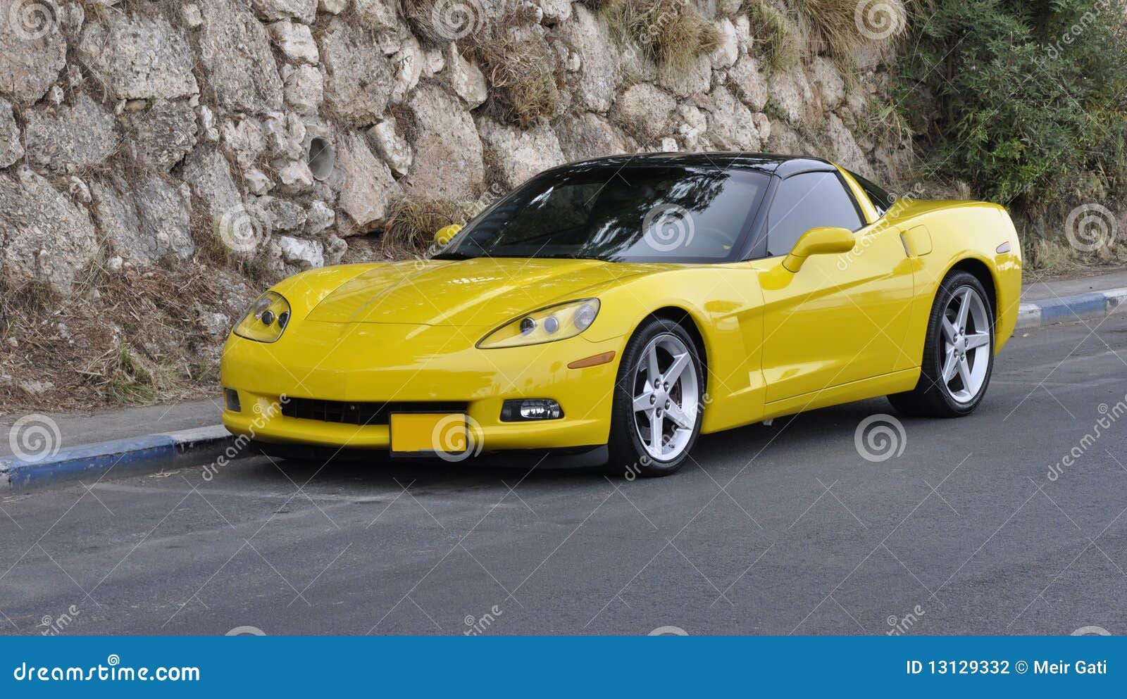 Gele sport-auto op bergweg stock foto. Image of begrip - 13129332