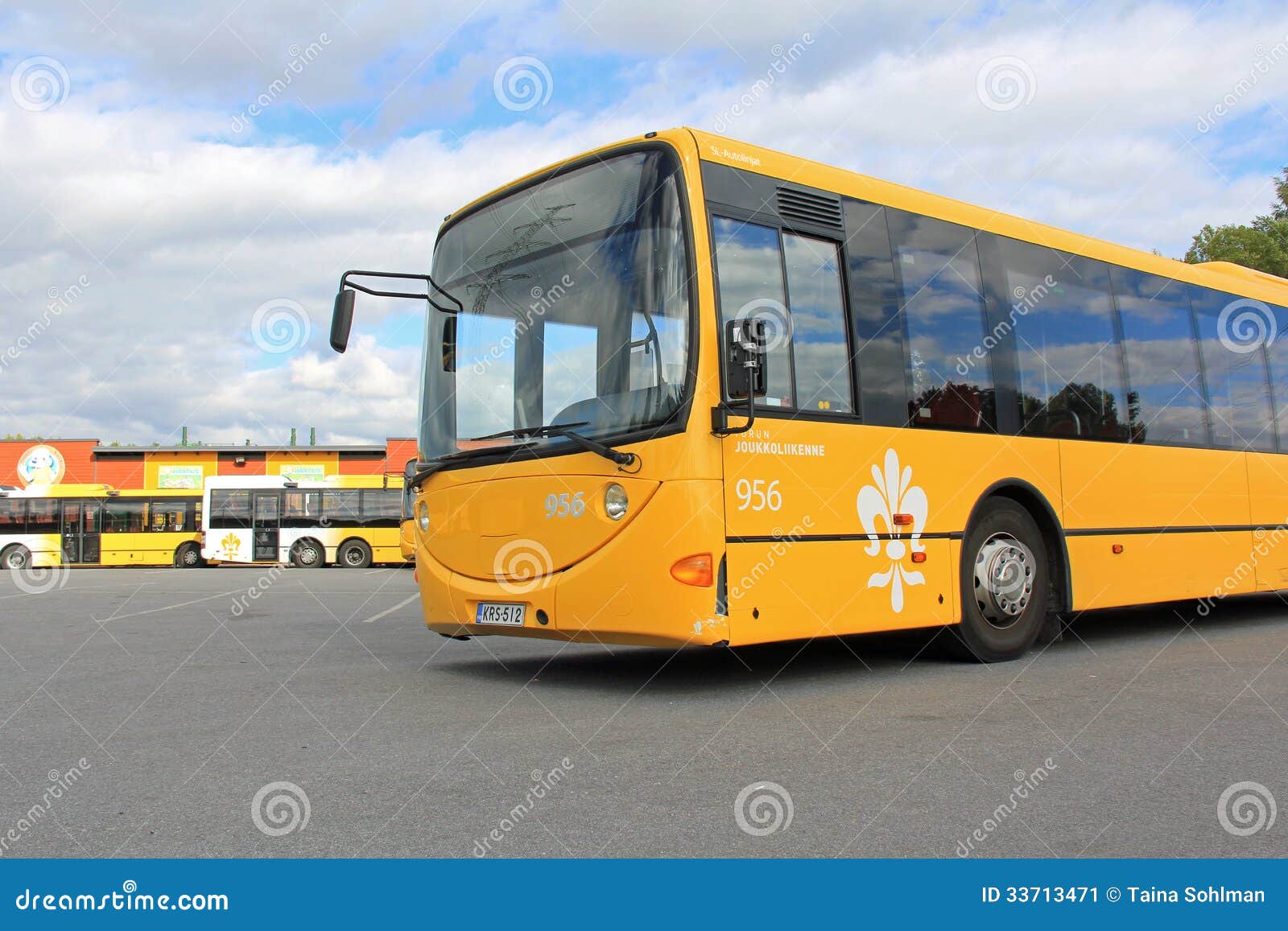 Gele Stadsbus bij Depot redactionele foto. Image of glas - 33713471