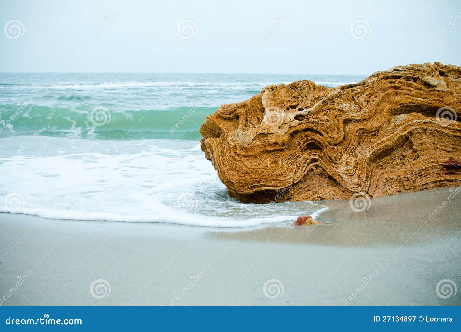 Gele steen op het strand stock afbeelding. Image of idyllisch - 27134897
