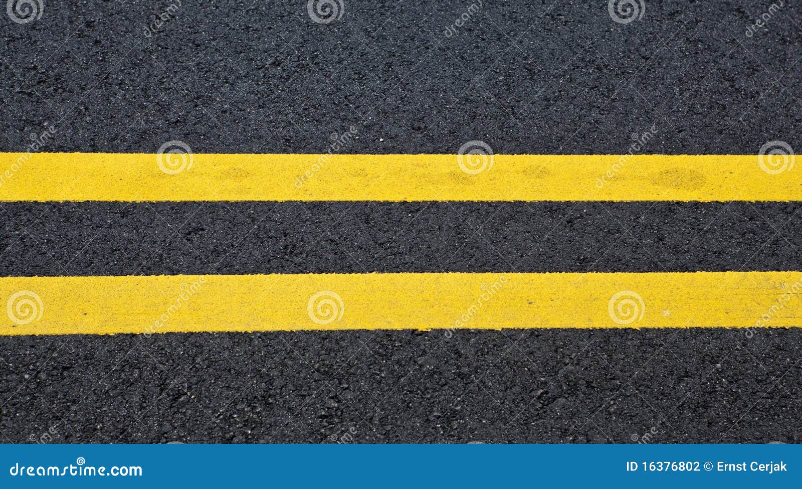 Gele strepen op asfalt stock foto. Image of geweven, hoek - 16376802