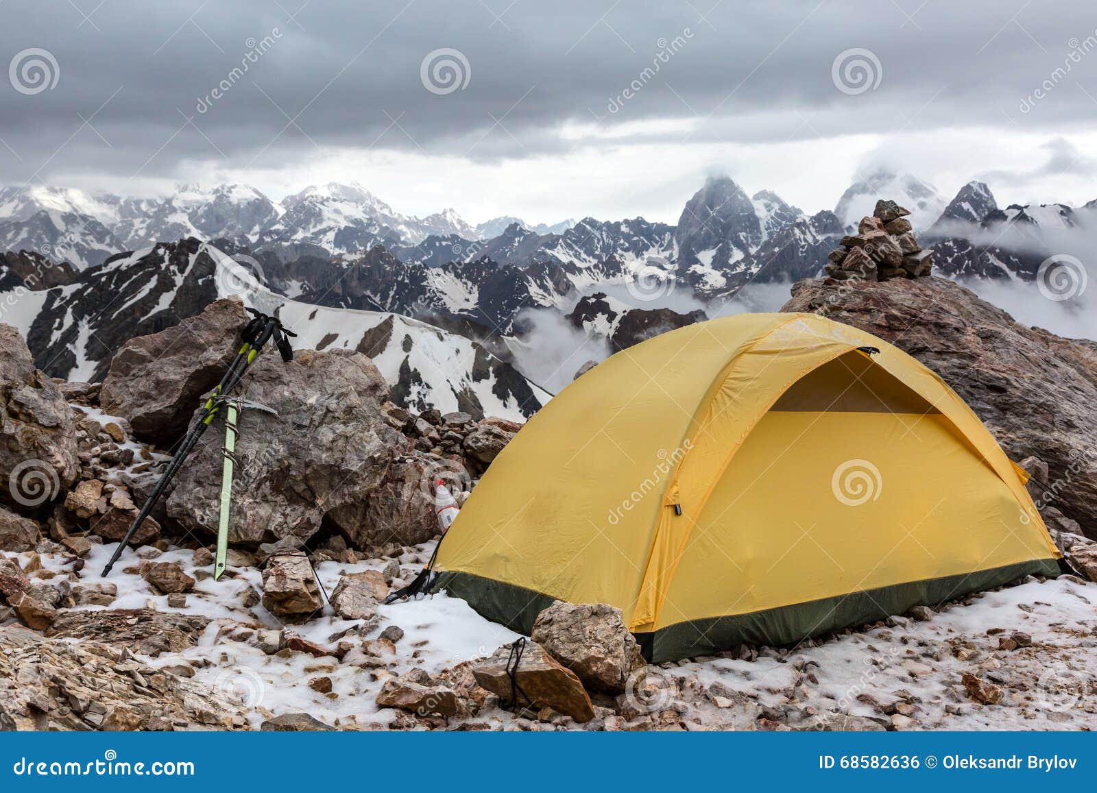 Gele tent op berglandschap stock foto. Image of berg - 68582636