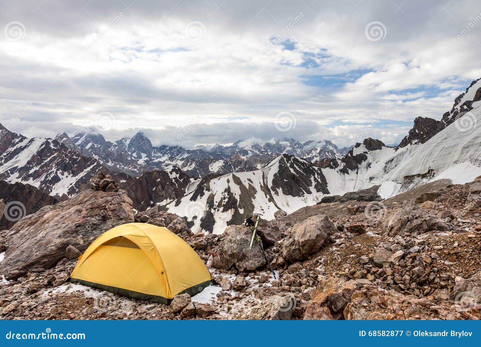 Gele tent op berglandschap stock afbeelding. Image of zonnig - 68582877