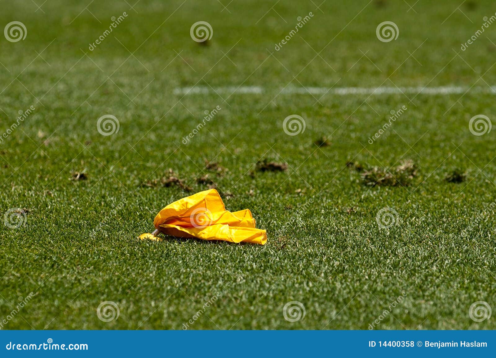 Gele Vlag Penaly Op Groen Gras Stock Foto - Image of sport, gras: 14400358